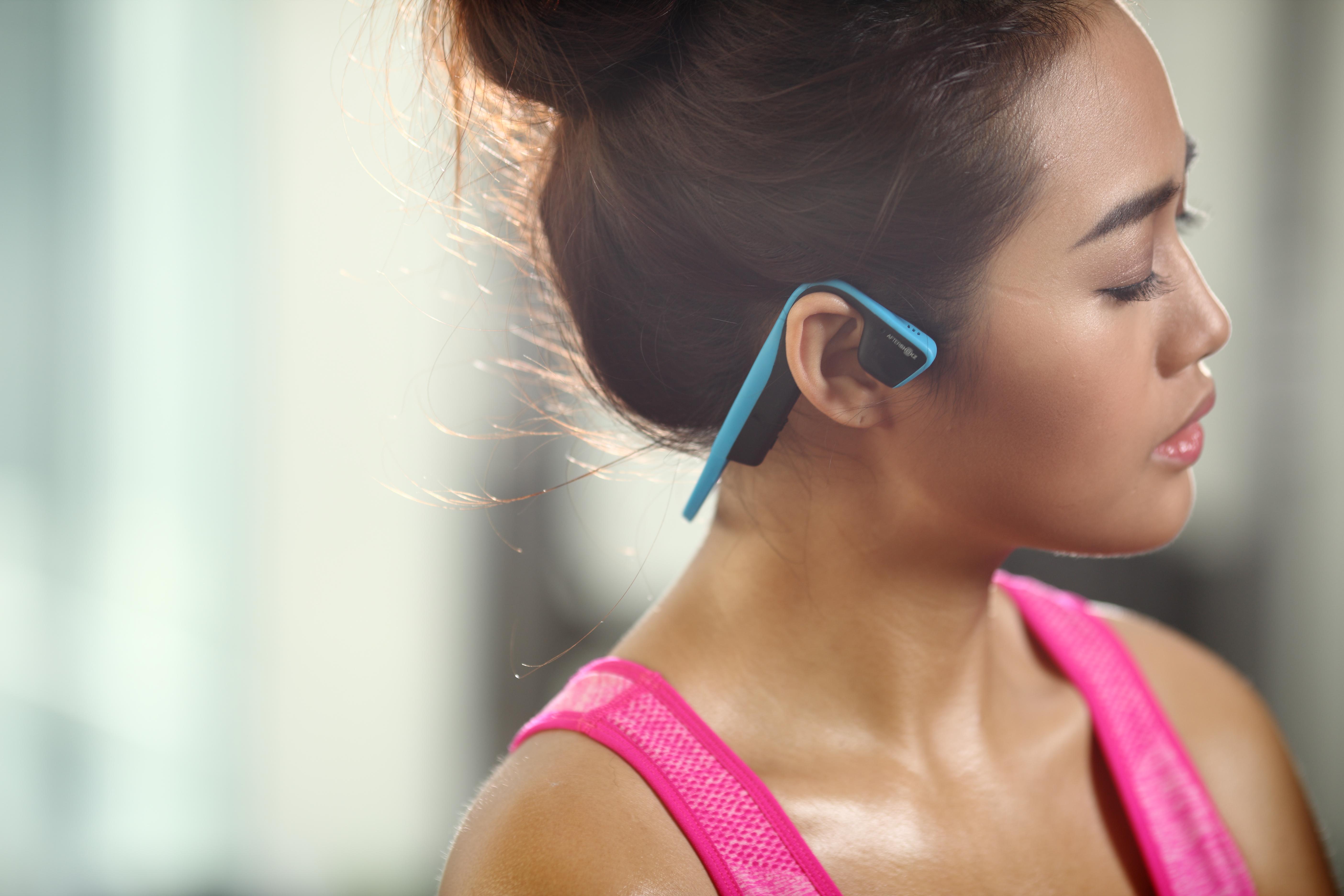 AfterShokz_Trekz_Titanium_Lifestyle_41 - Shokz.cz