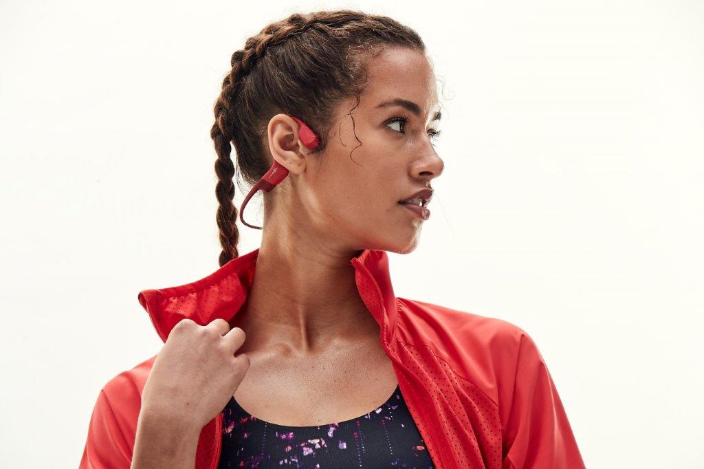 Aeropex-Female Studio-Red-3448 - Shokz.cz